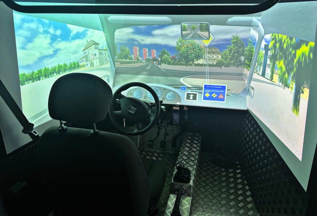 Rijles in een simulator - Verkeersschool Nijland