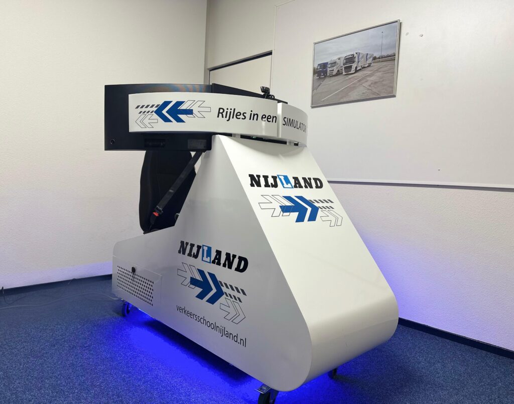 Rijles in een simulator - Verkeersschool Nijland