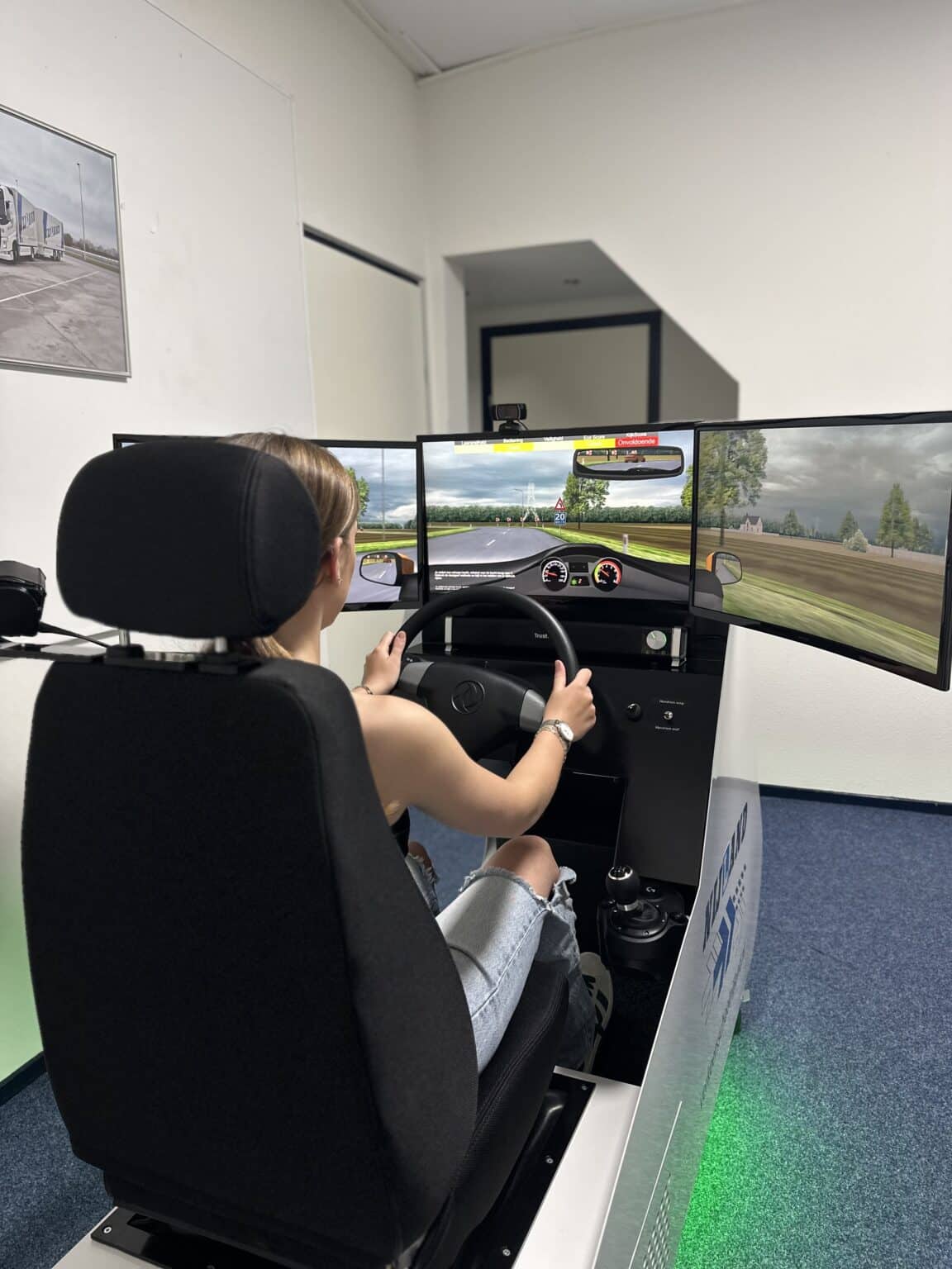 Rijles in een simulator - Verkeersschool Nijland